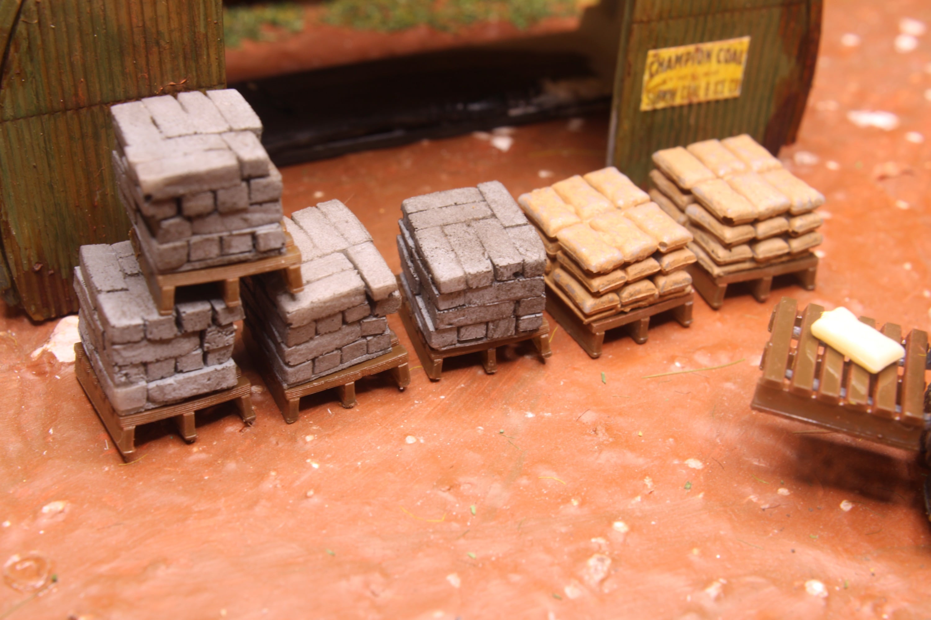 Set of 6 Pallets with Bricks and Sand- H0 Scale – Feisters Miniatures