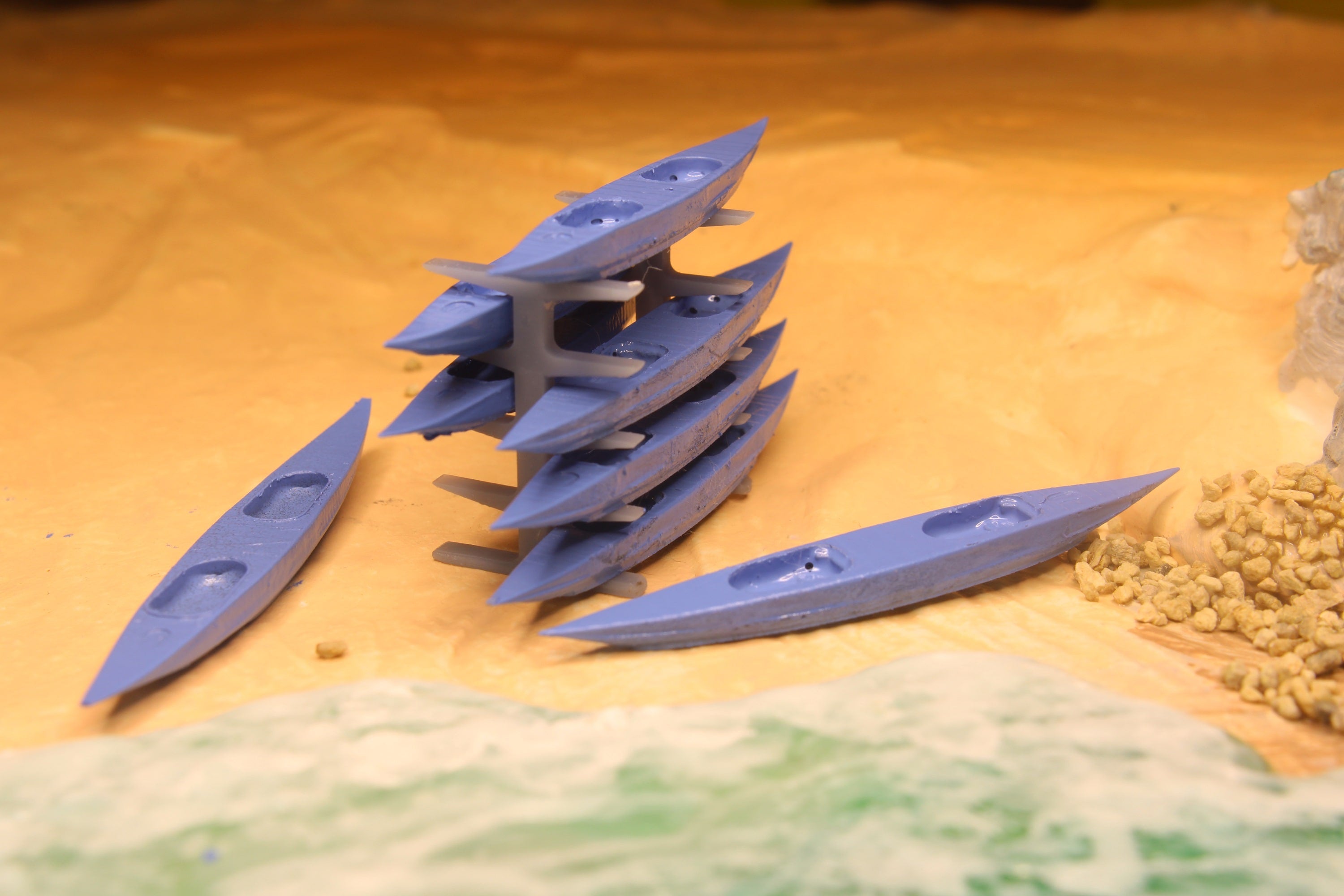 Set 8 canoes in a rack- H0 Scale – Feisters Miniatures